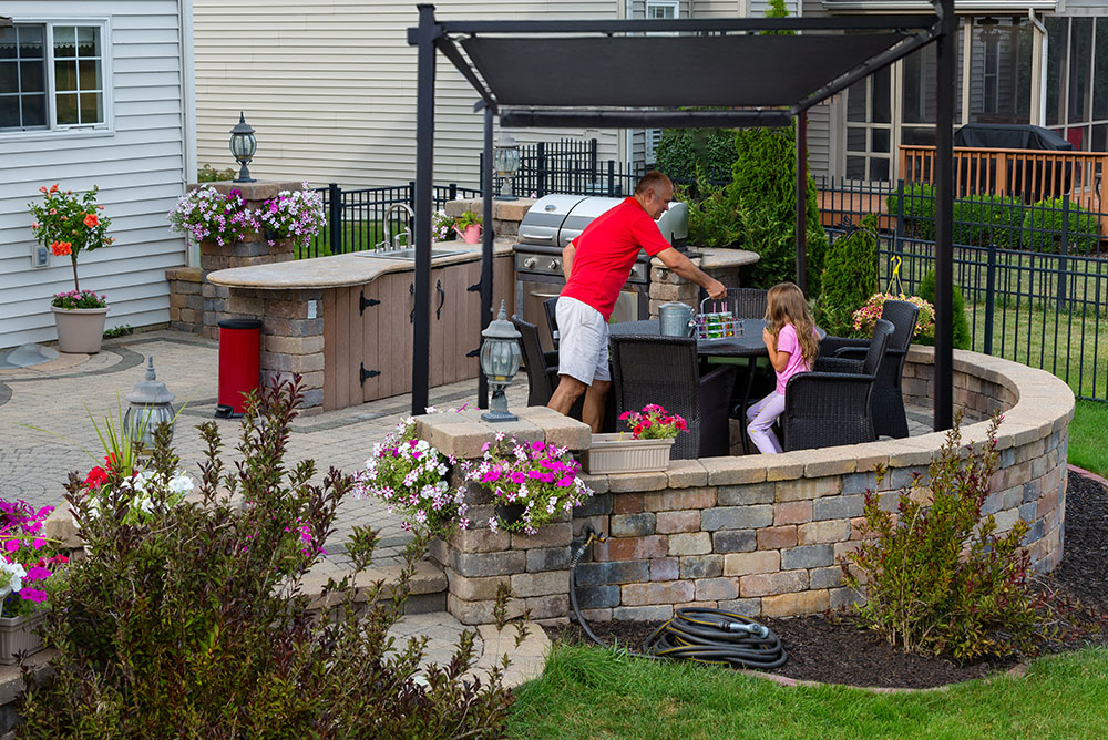 Daddy serving lemonade to his little daughter - SugarHouse Industries
